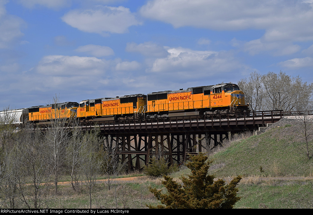 UP 4244 eastbound UP manifest train